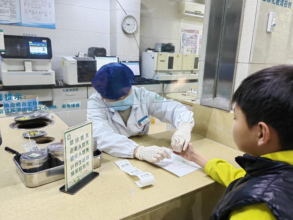 健康小站 肺炎支原体感染不用扎堆去大医院，社区医院也有 快枪手”