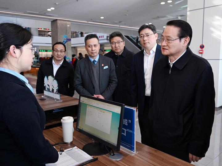 践行 四下基层”工作方法,易炼红以 四不两直”方式在杭调研政务服务增值化改革推进和促进民营经济高质量发展政策落实情况