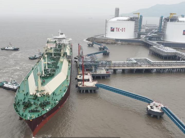 6.4万吨天然气缓缓输入管道，万吨级LNG船舶顺利抵靠温州港