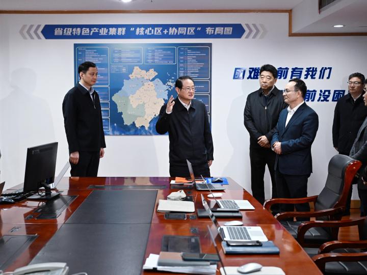 易炼红调研省经济和信息化厅:加快建设全球先进制造业基地 以工业的 稳” 进” 立”为全省大局多作贡献