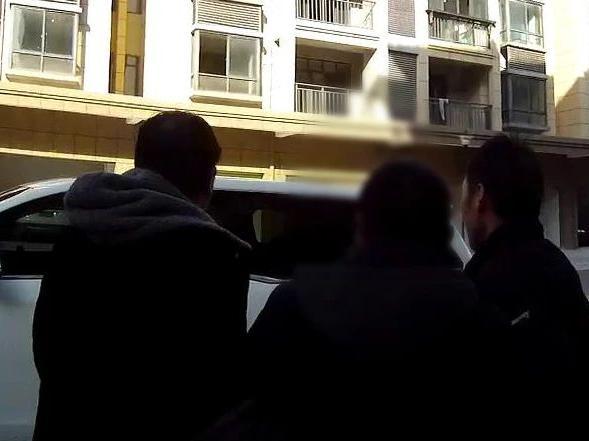男子隐姓埋名潜逃23年，落网时已结婚生子，民警：血债该还了