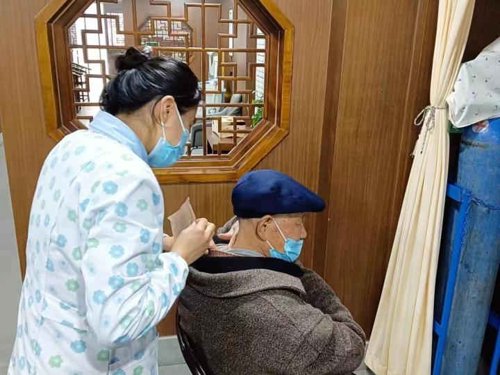 健康小站丨90岁大伯听力不好，他们连说带画，通过白纸黑字来交流