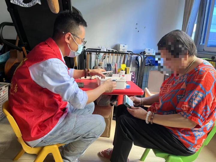 健康小站丨大爷担心错服、漏服药,这支药师团队上门提供 药事服务”