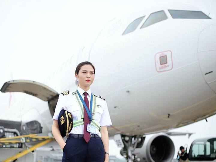 又飒又美，她是6岁娃的母亲也是90后女飞行员，欢迎继续晒妈妈的故事
