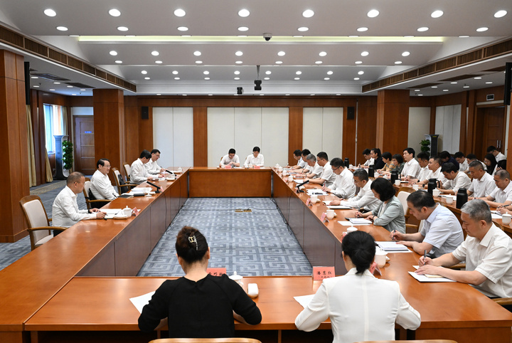 易炼红调研省委政研室:脑中有政治 眼中有大局 手中有真功 心中有勤廉 做到笔下践忠诚出良策铸精品展情怀