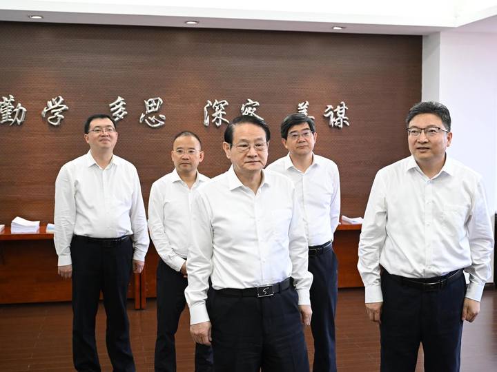易炼红调研省委政研室:脑中有政治 眼中有大局 手中有真功 心中有勤廉 做到笔下践忠诚出良策铸精品展情怀