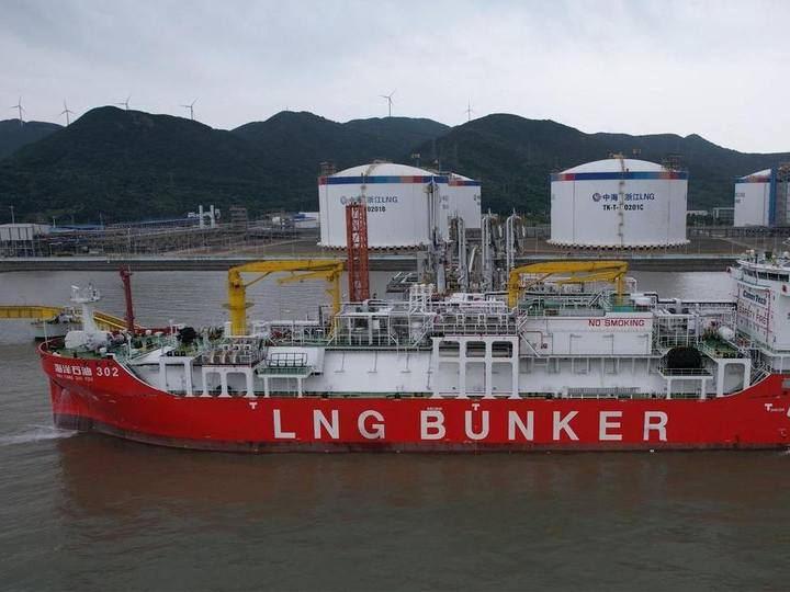 全国首艘江海全域LNG加注船交付后 开展首单“无感加注”作业