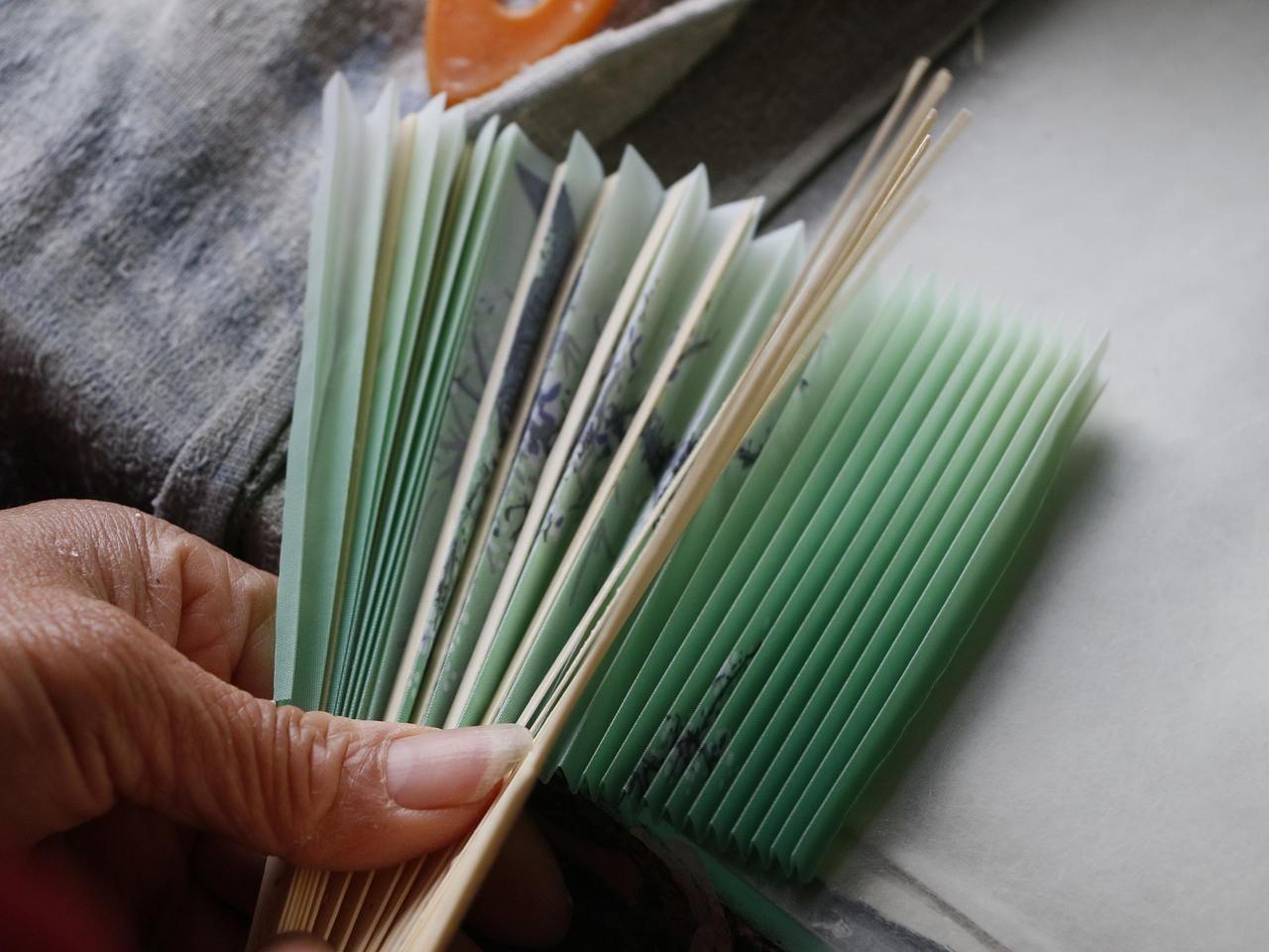 Customs facilitating surging export of Anji bamboo fans