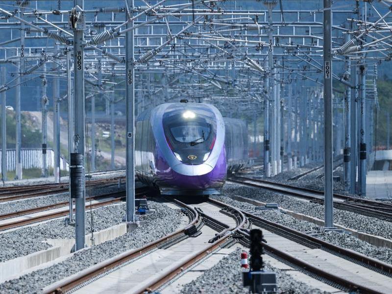Chinese high-speed trains roll with innovation progress