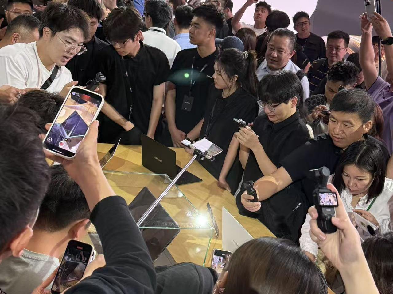 现场挤爆了！鸿蒙折叠屏电脑正式发布，最贵26999元